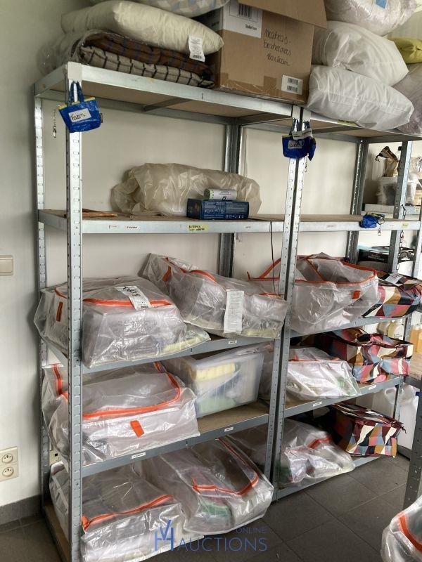 8 metalen rekken compleet met inhoud