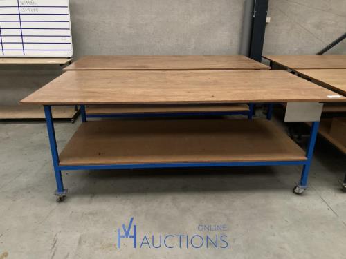 2 verrijdbare metalen tafels