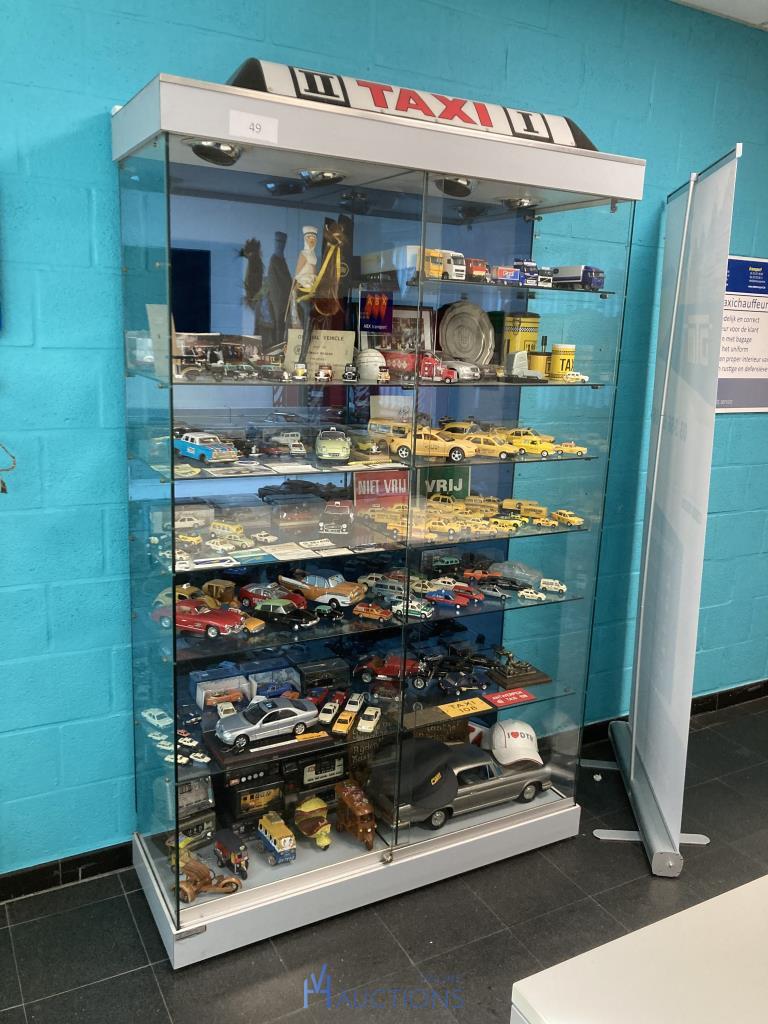 glazen vitrinekast inhoudende modelauto's