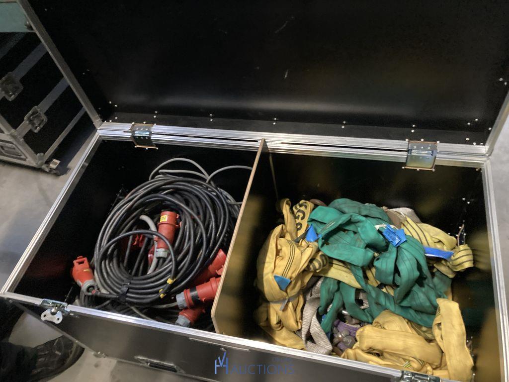 partij hijsstroppen en elektrokabels