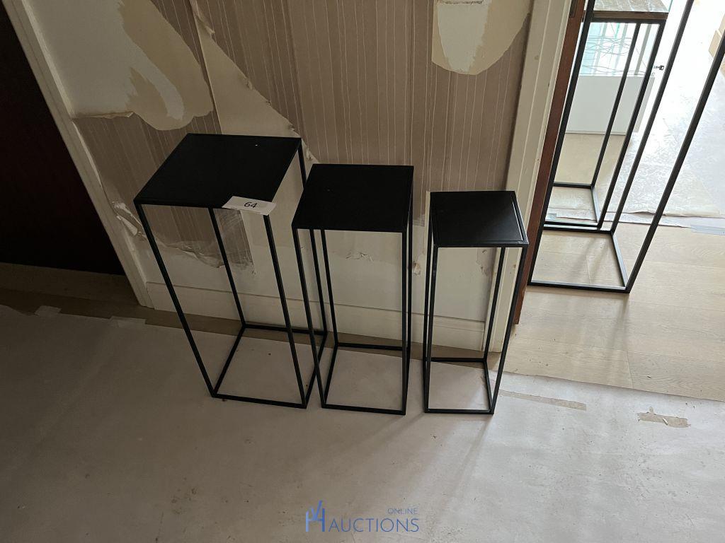 3 diverse metalen zuilen