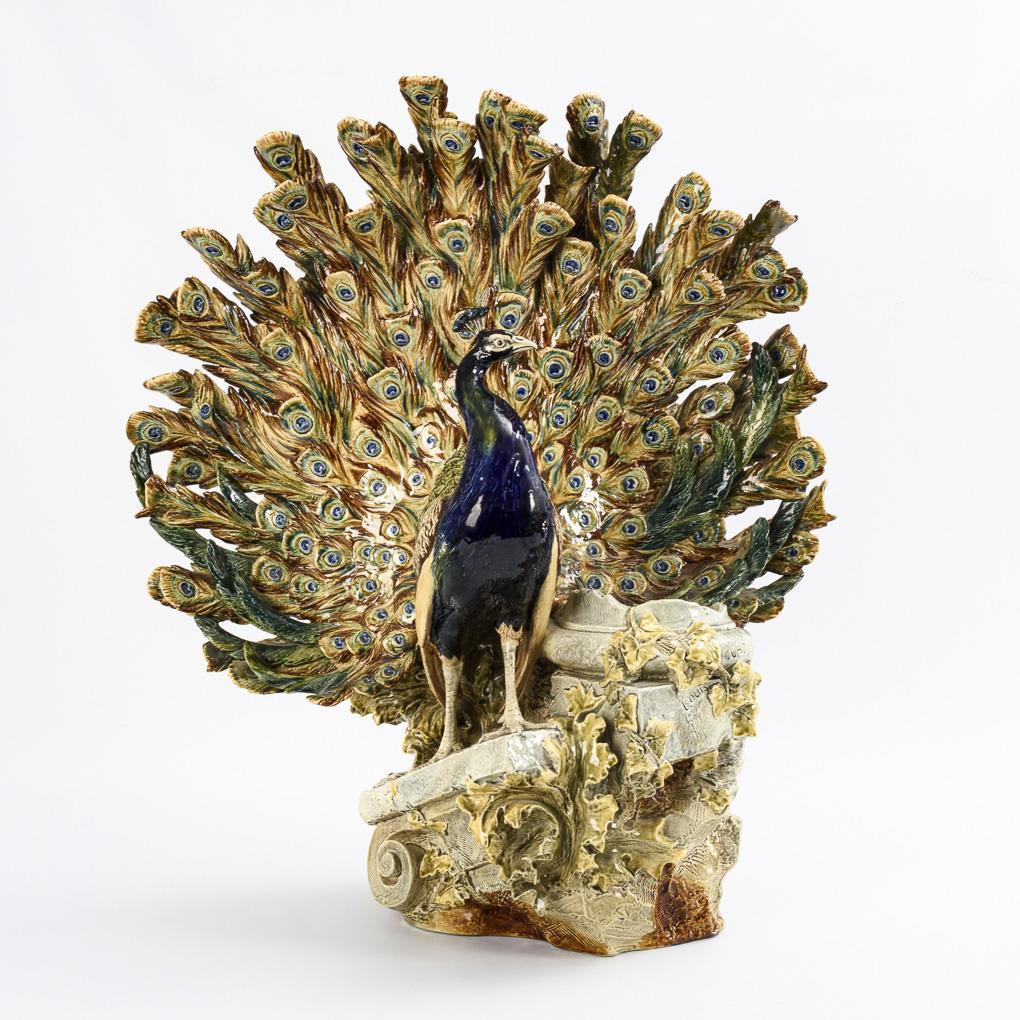 Prunkvolle, seltene Dielendekoration eines Pfaus mit prächtigem ...